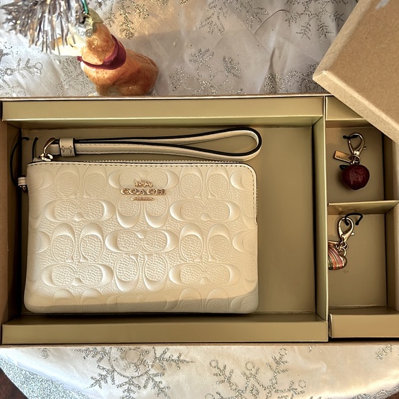 Coach | Bags | Coach Boxed Set Sig Embossed White Leather Corner Zip ...